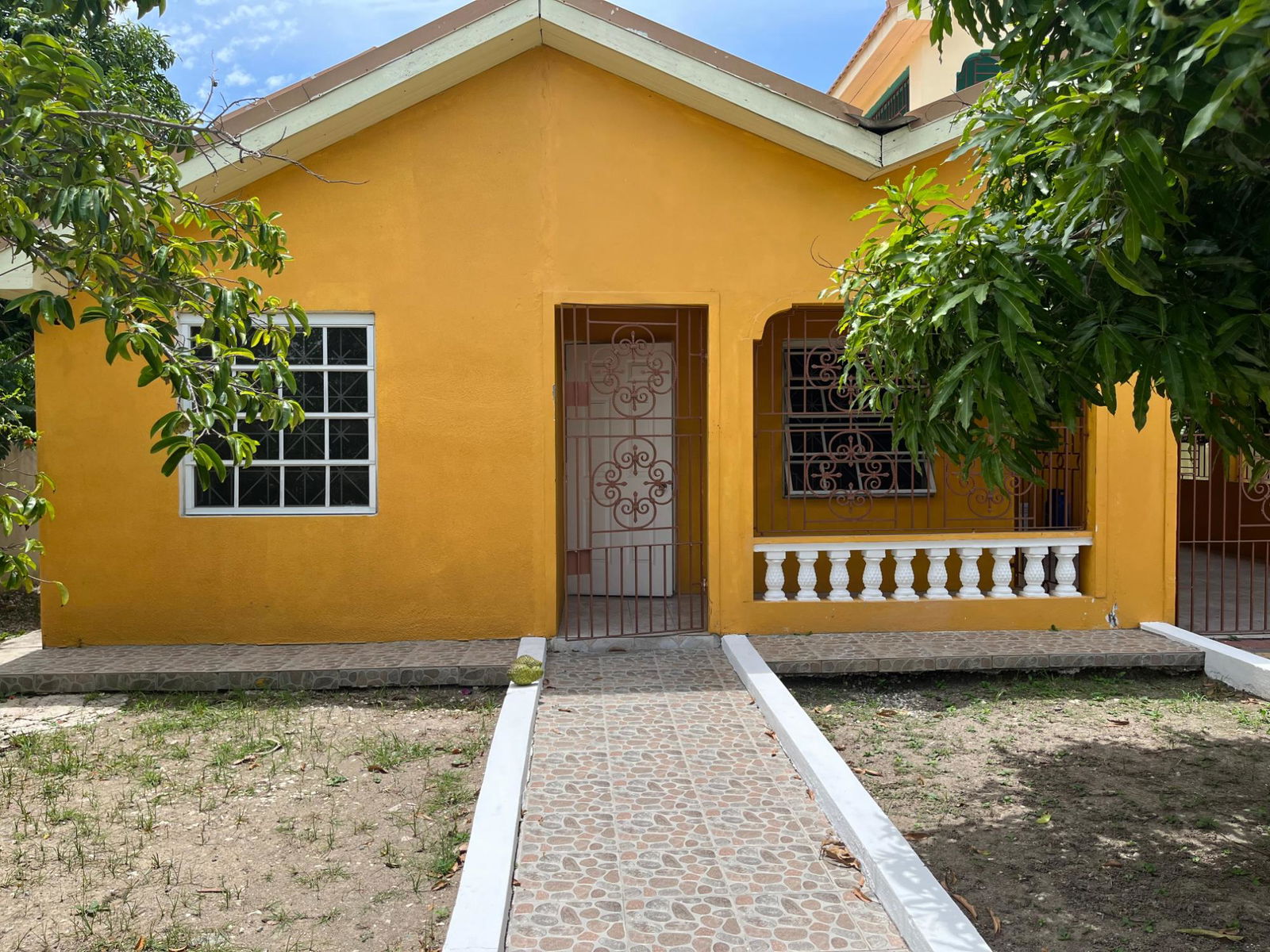 Charming 2 Bedroom House for Rent in White Water Meadows, Jamaica