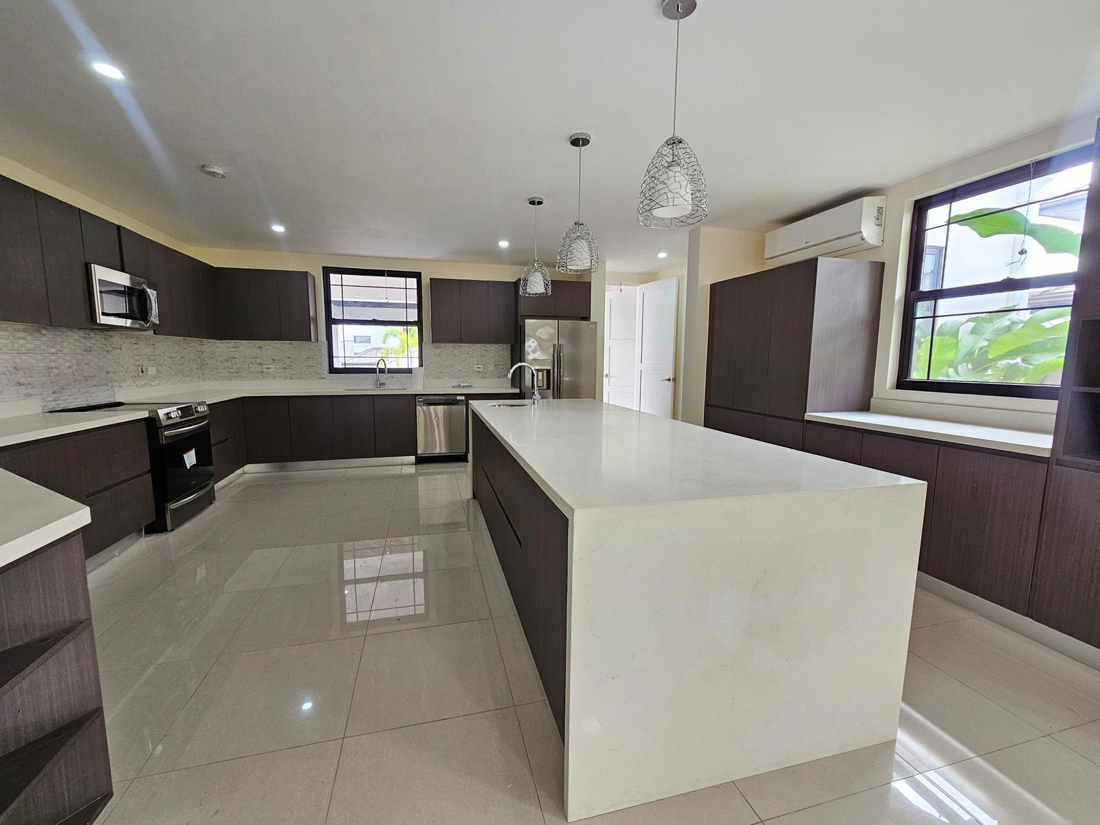 Luxury Villa for Rent in Kingston - 4 Bedrooms, Pool & Chef's Kitchen