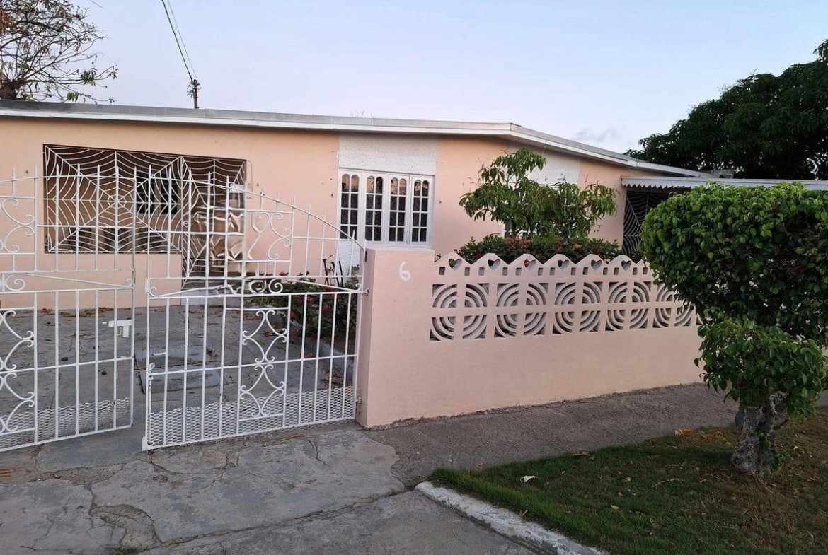 4 Bedroom House for Sale in Edgewater, Portmore, Jamaica